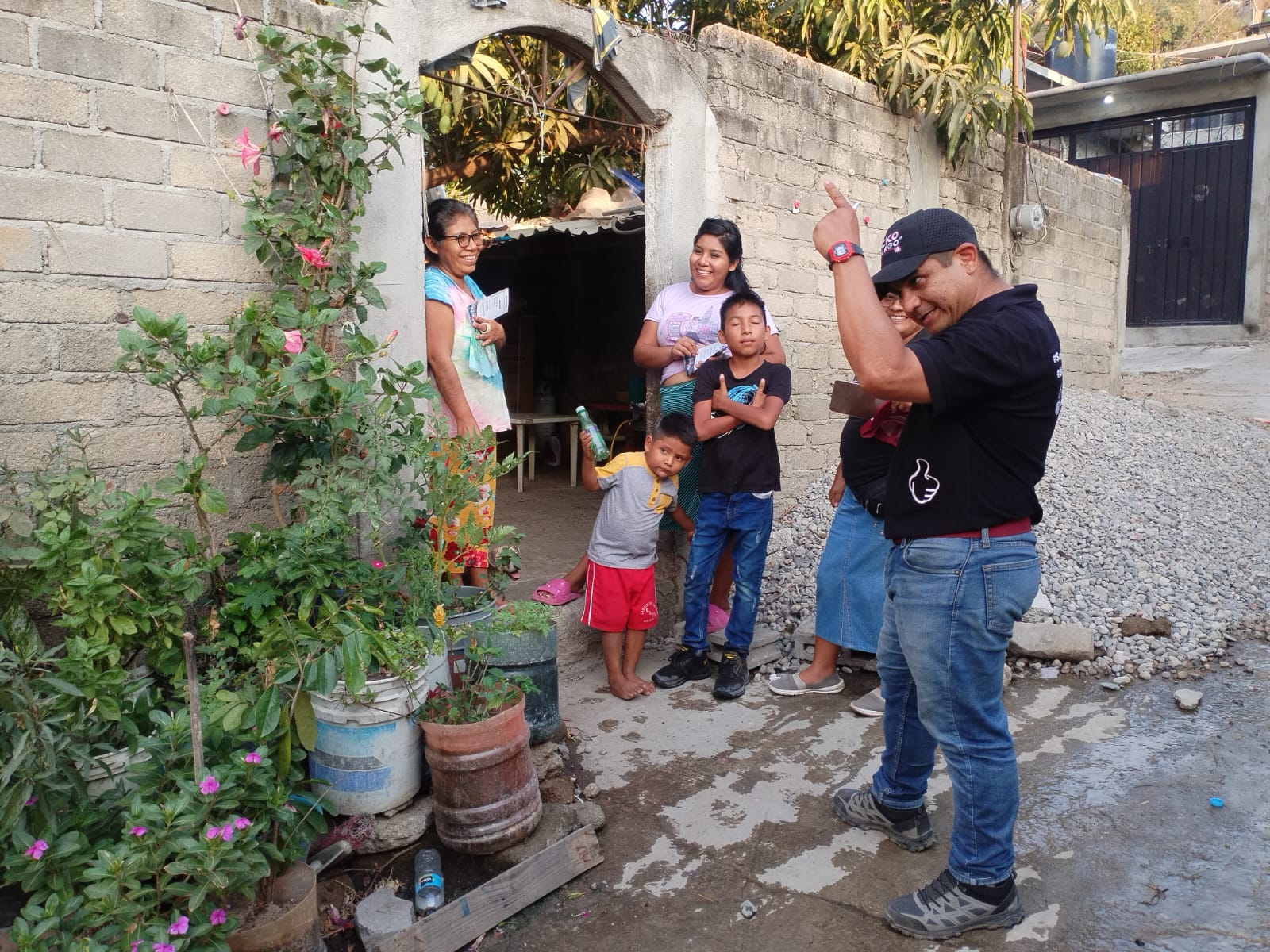 Abren las puertas de los hogares a Jacko Badillo en La Mica - Cuadrante ...